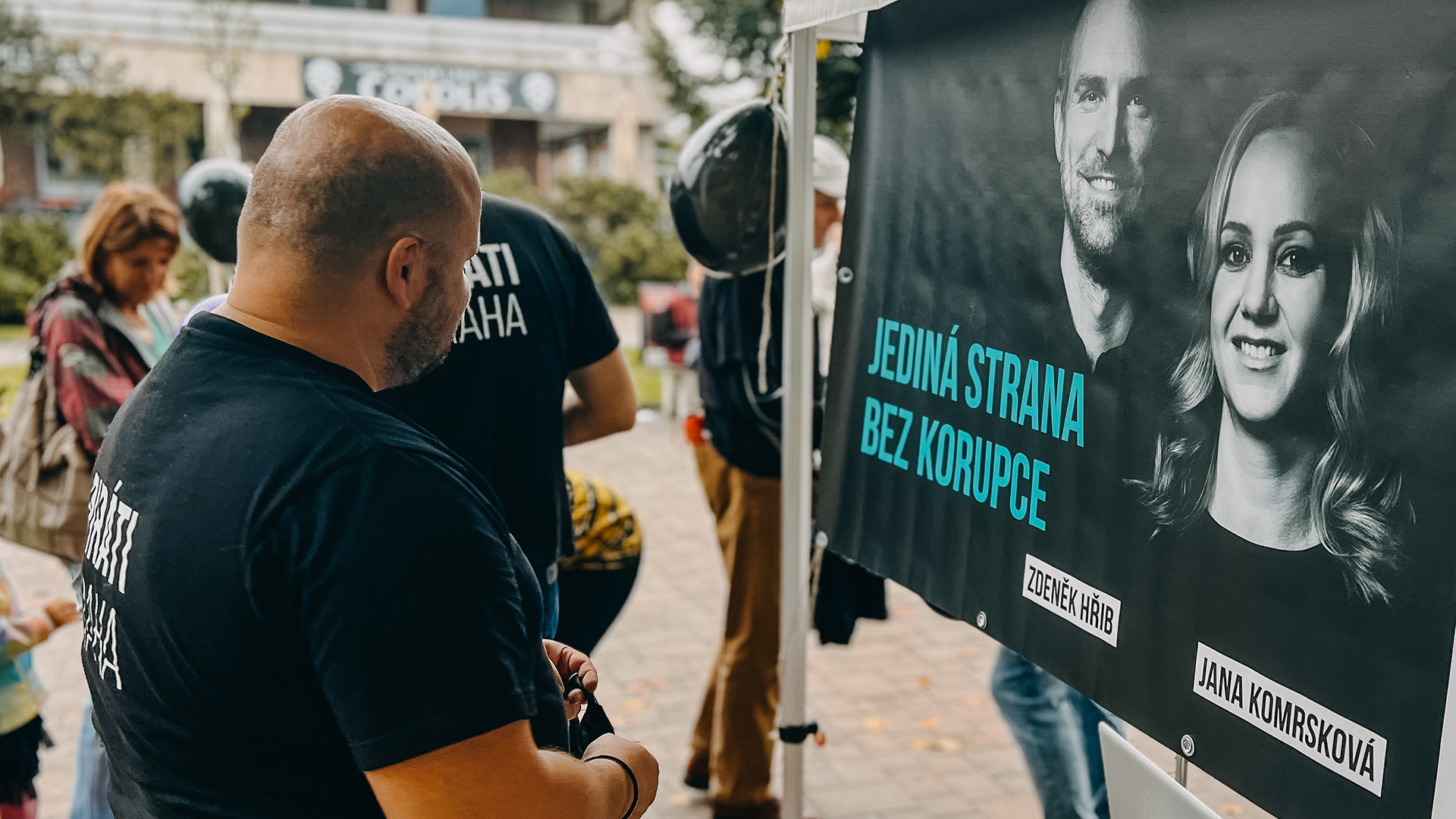 Adoptujte si billboard nebo citylight a přispějte Pirátům, aby mohli ...